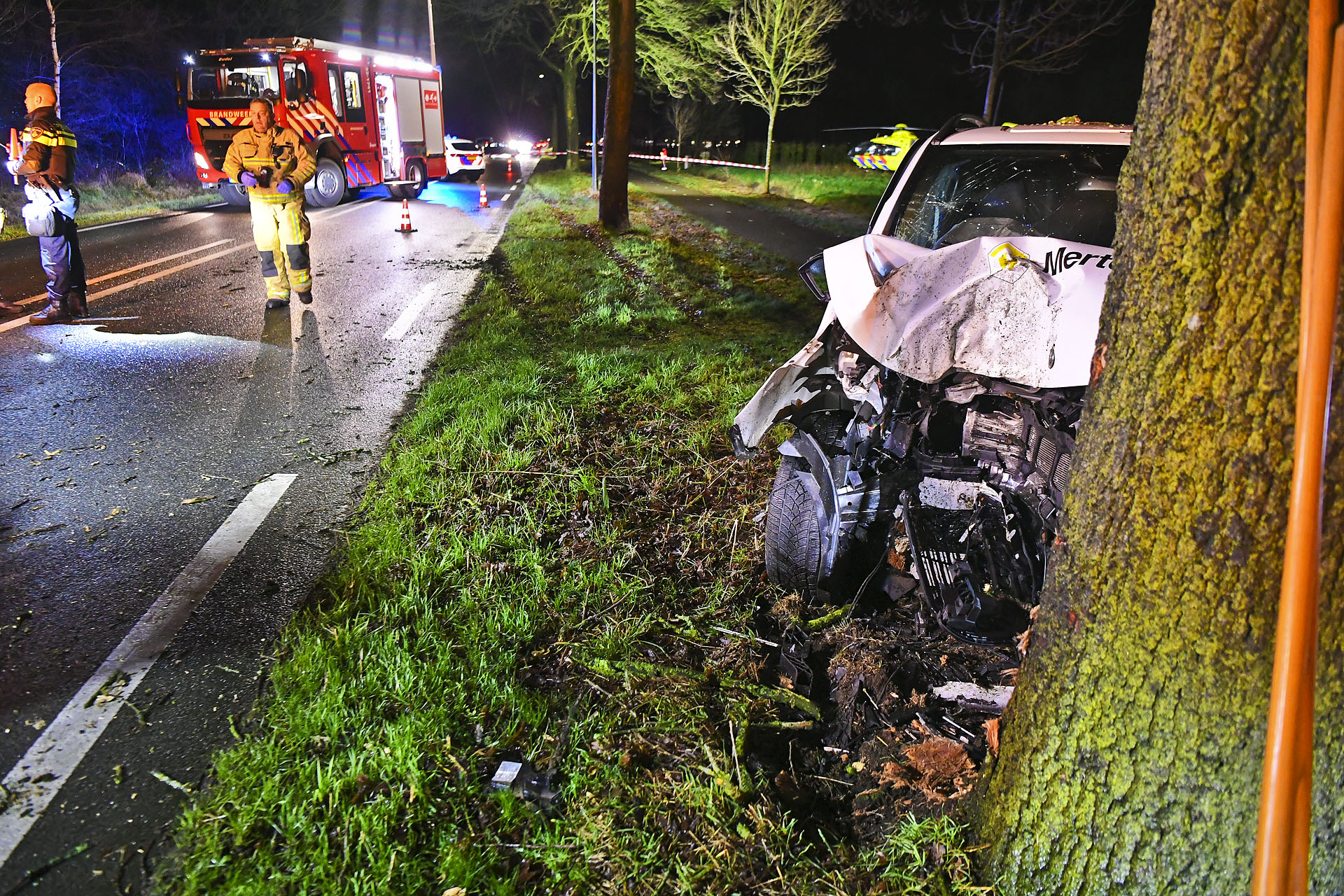 Busje botst frontaal tegen boom, bestuurder zwaargewond - 112 Nederland