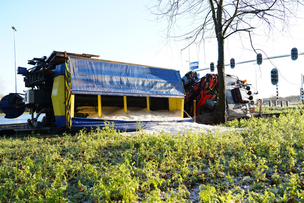 Strooiwagen op z’n kant in sloot door gladheid - 112Brabant