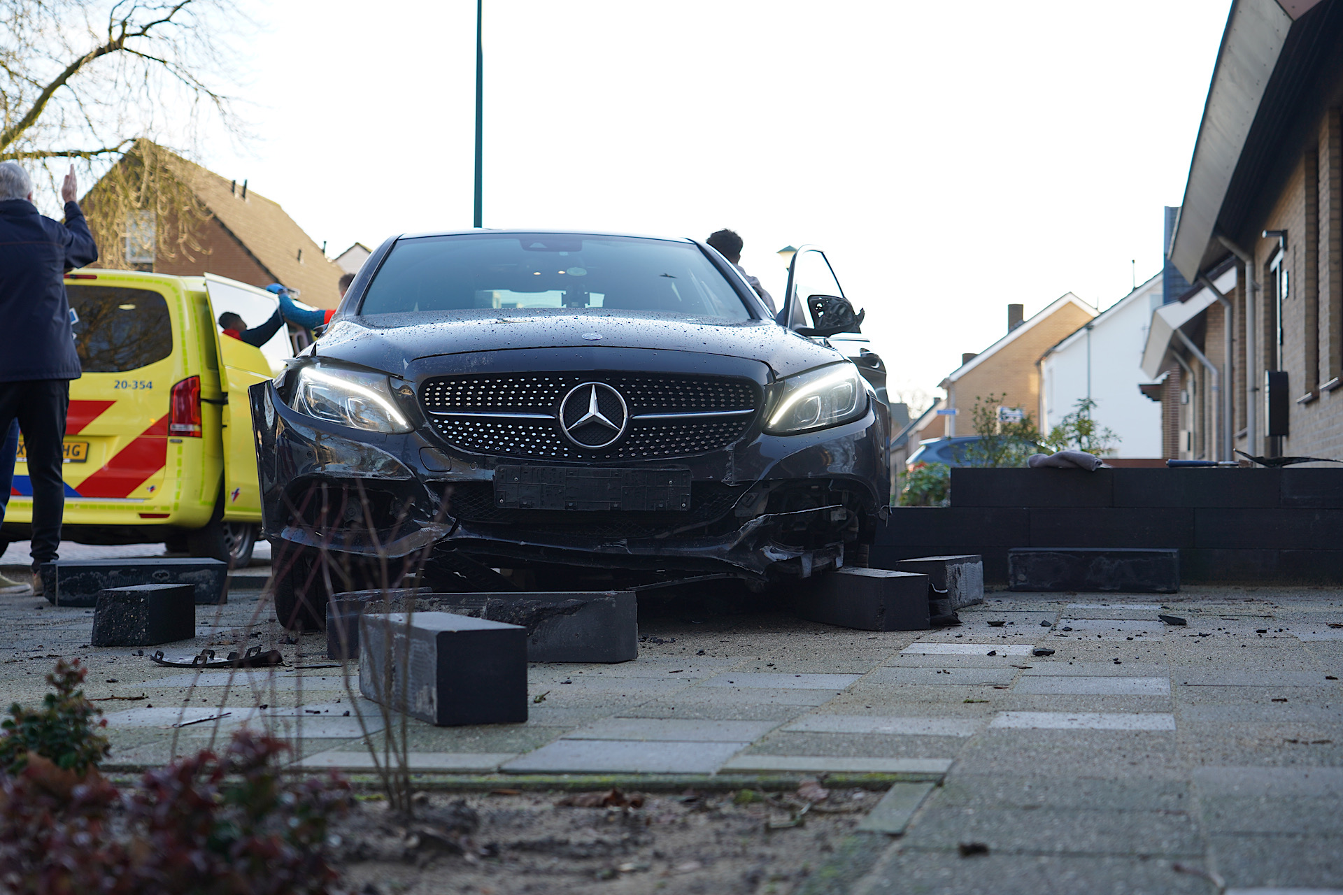 Automobilist verliest macht over het stuur en rijdt voortuin in - 112Brabant