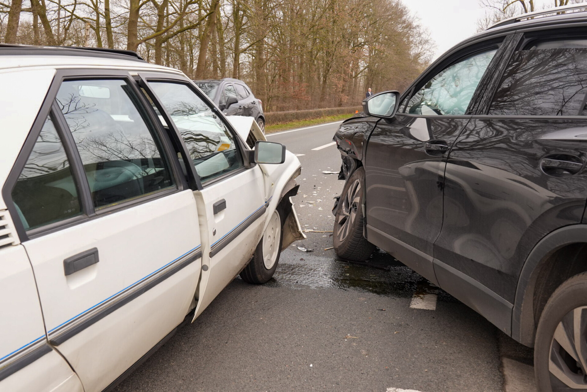 Veel schade na botsing bij uitrit van tuincentrum - 112Brabant