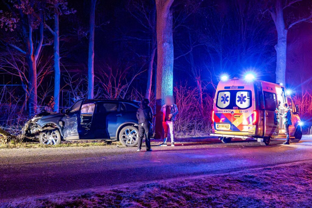 Auto botst tegen boom, bestuurder lichtgewond - 112Brabant