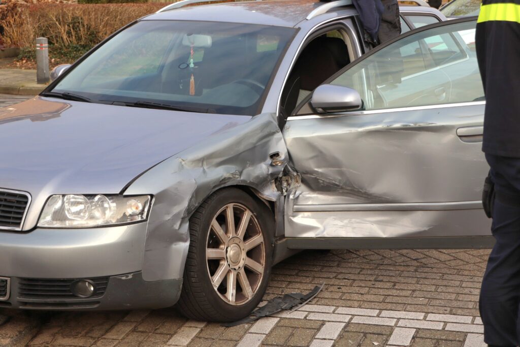 Veel schade na ongeval tussen twee auto’s op kruising - 112Brabant