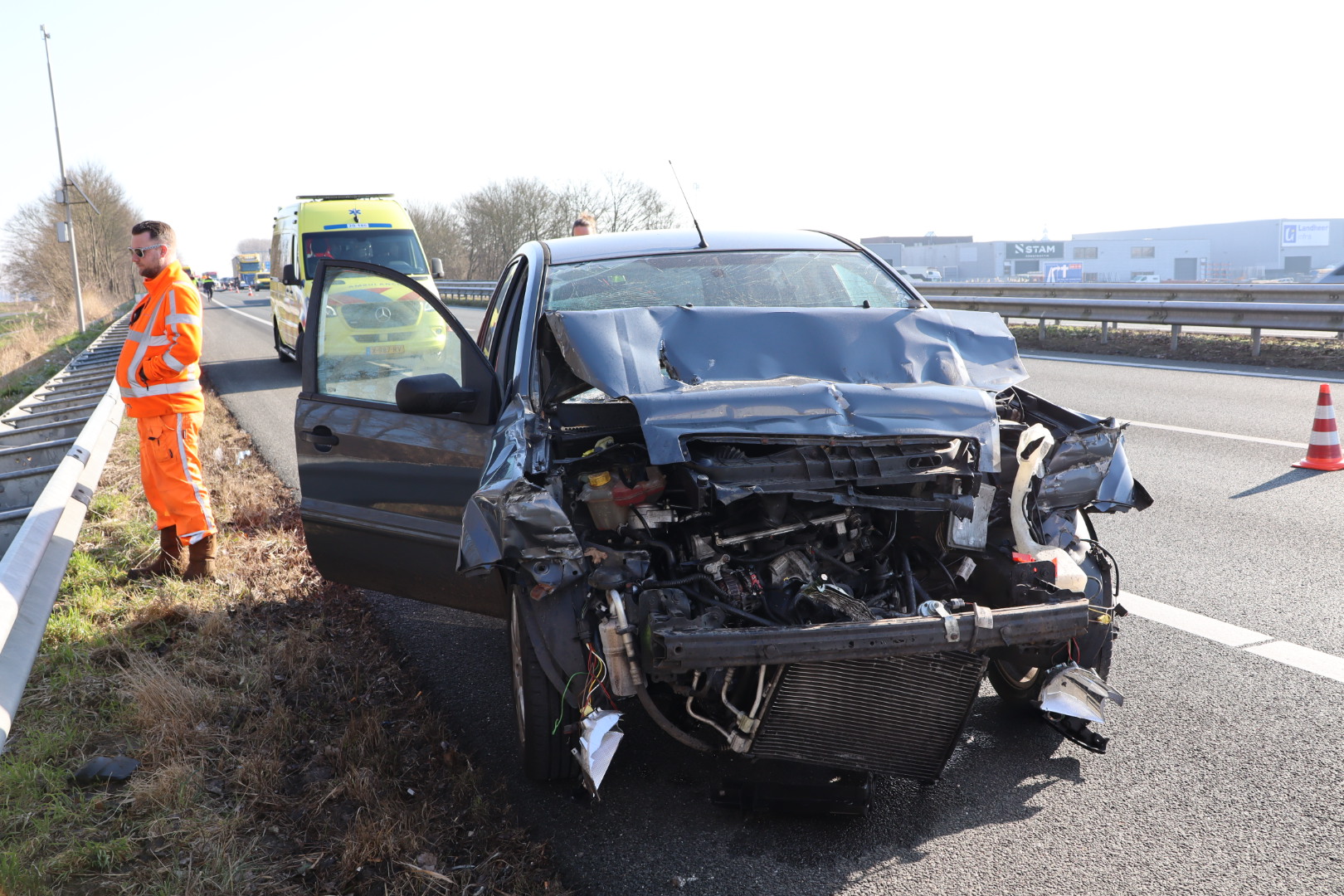 Automobilist botst achterop vrachtwagen op snelweg - 112Brabant