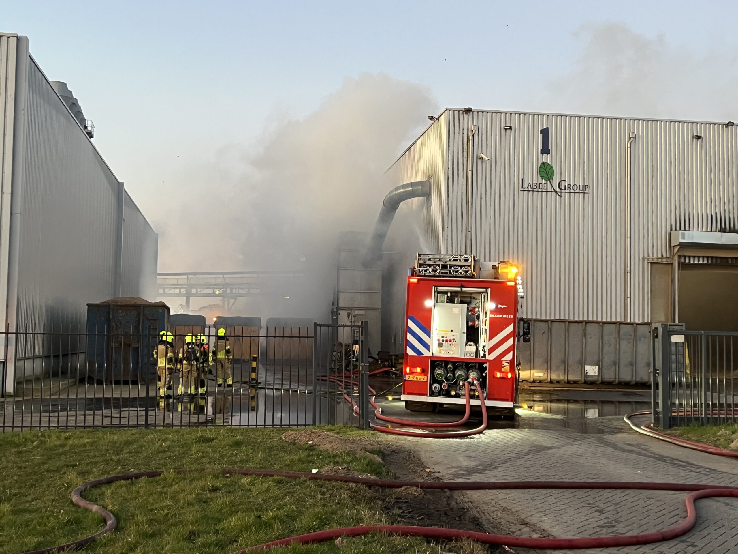 Grote brand bij houtspecialist op industrieterrein - 112Brabant