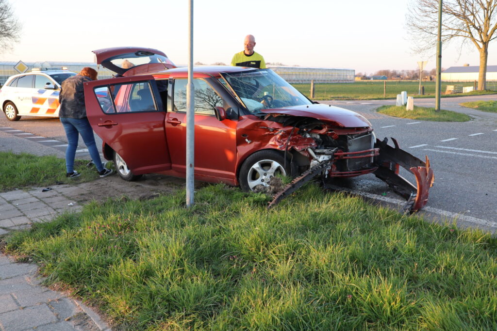 Veel schade na botsing, één lichtgewonde - 112Brabant
