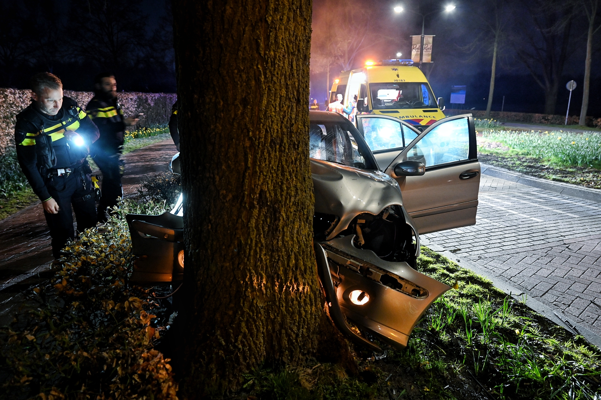 Twee gewonden bij botsing tegen boom waar eerder fatale zwerfkei lag - 112 Nederland