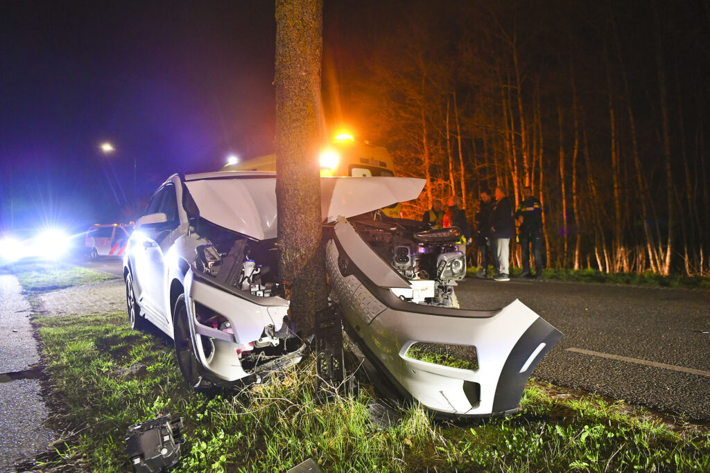 Krantenbezorger gewond na botsing tegen boom - 112Brabant