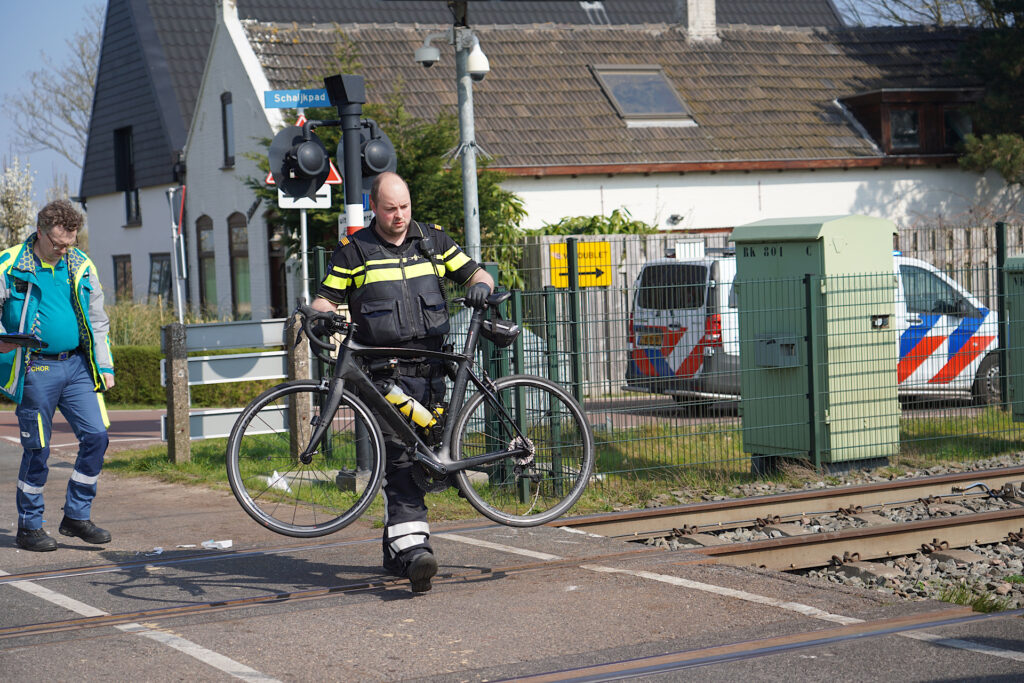 Wielrenner valt op spoorwegovergang en wordt aangereden door trein ...