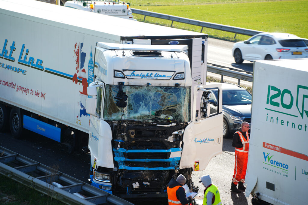 Drie vrachtwagens botsen achterop elkaar op A59, verkeer omgeleid - 112Brabant