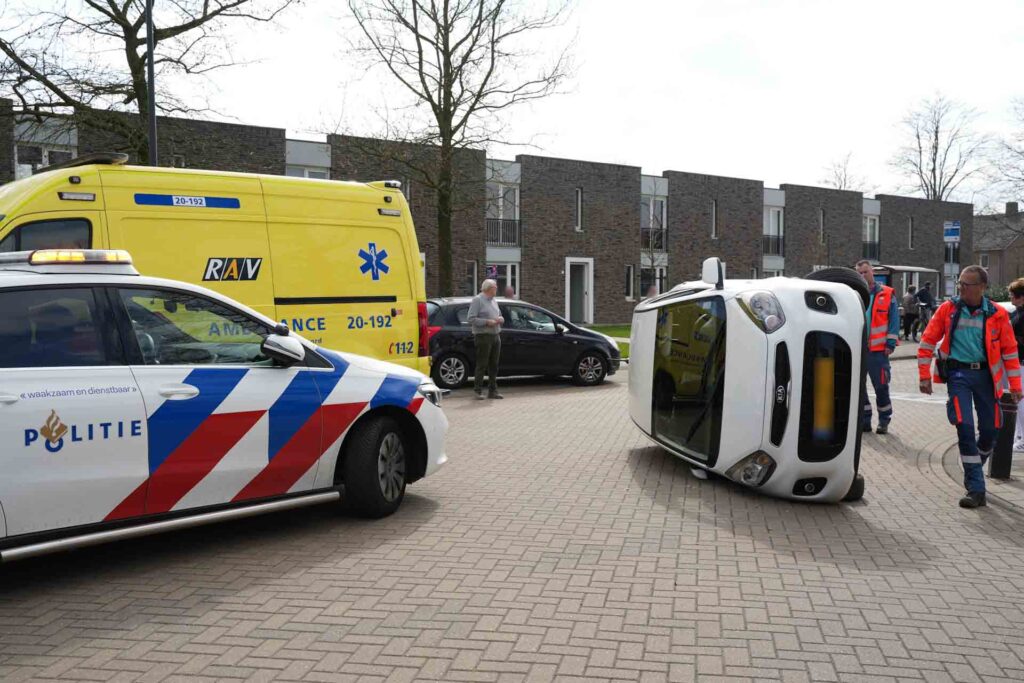 Auto op zijkant na aanrijding met paaltje - 112Brabant