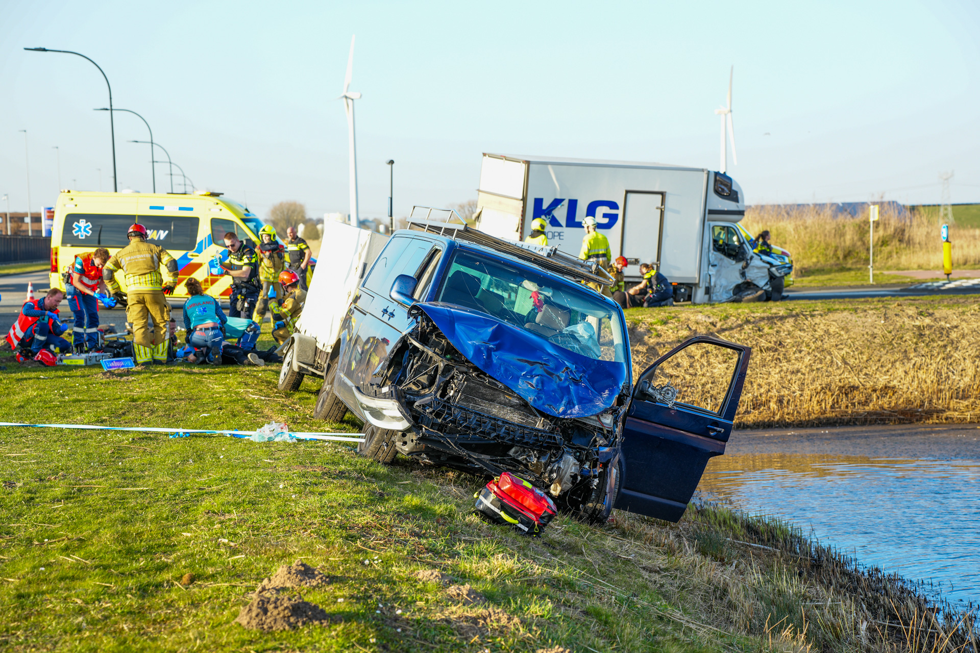 Ernstig gewonde na botsing tussen bestelbus en bakwagen - 112Brabant