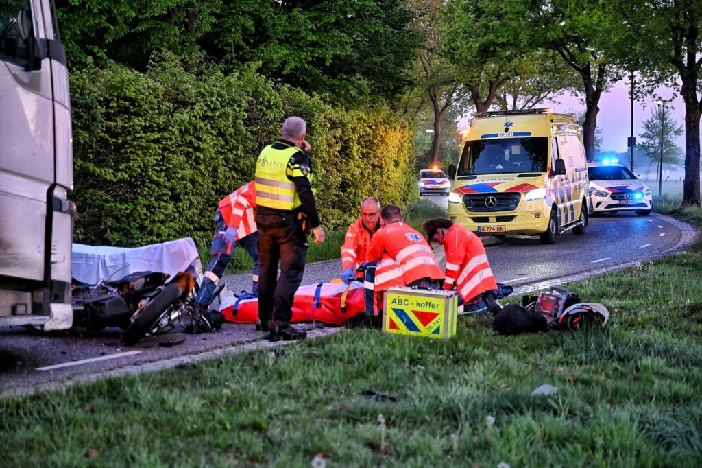 Motorrijder zwaargewond na frontale botsing tegen vrachtwagen - 112Brabant