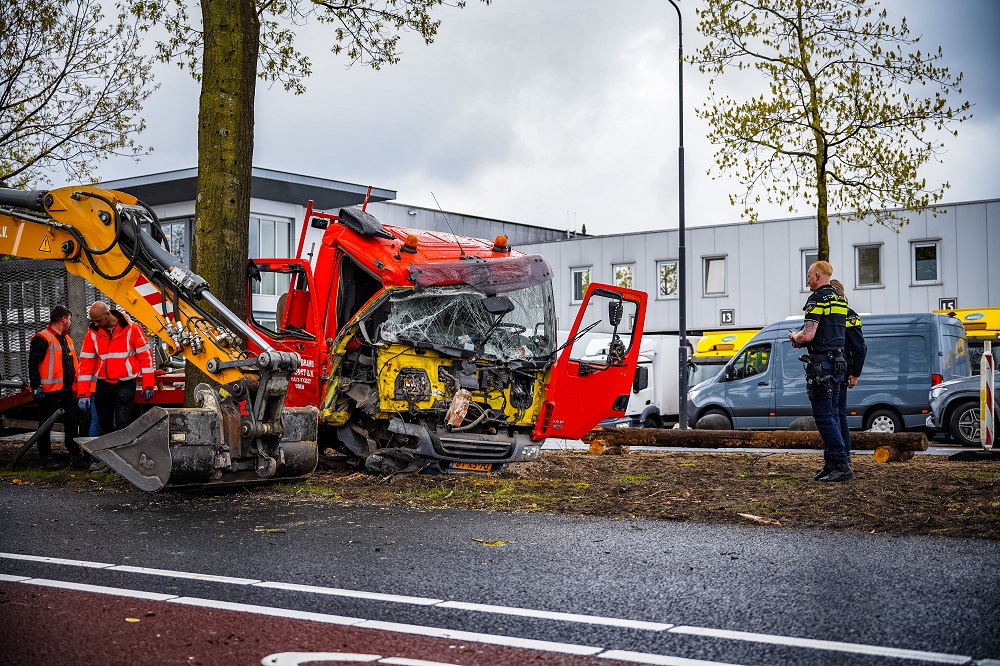 Vrachtwagen zwaar beschadigd door botsing tegen bomen - 112 Nederland