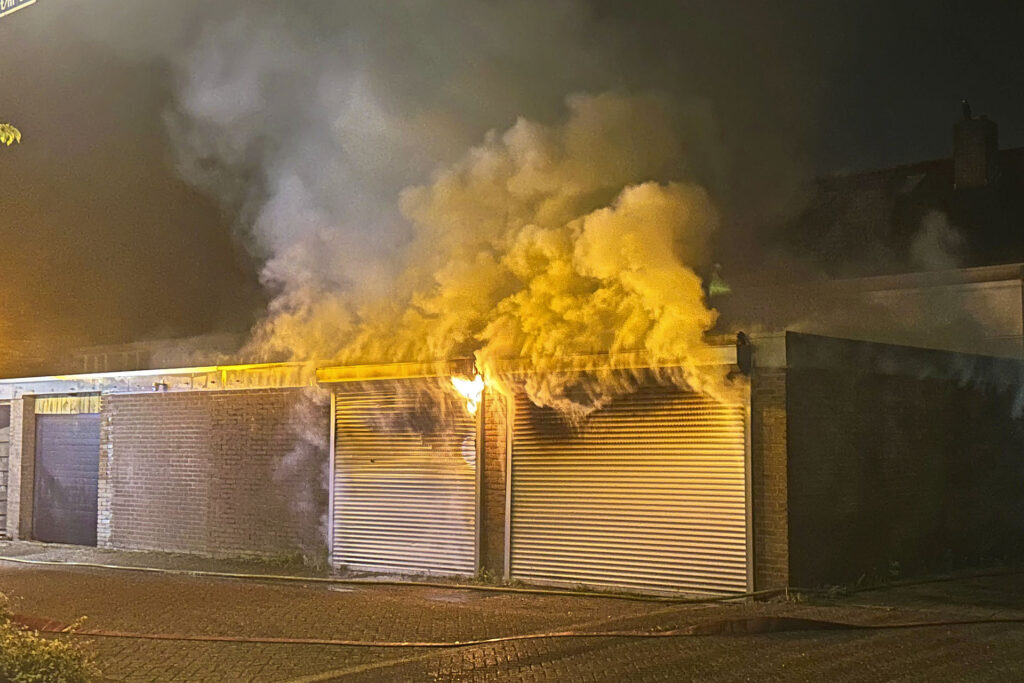 Veel rook bij brand in garageboxen met auto’s - 112Brabant