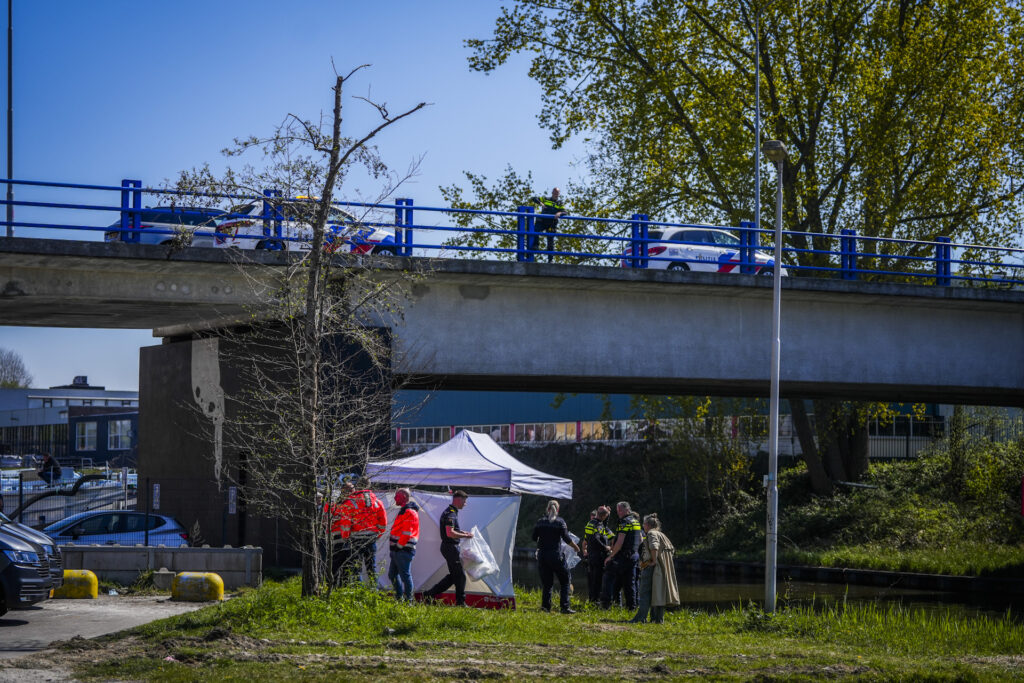 Dode man aangetroffen in kanaal, politie doet onderzoek - 112Brabant
