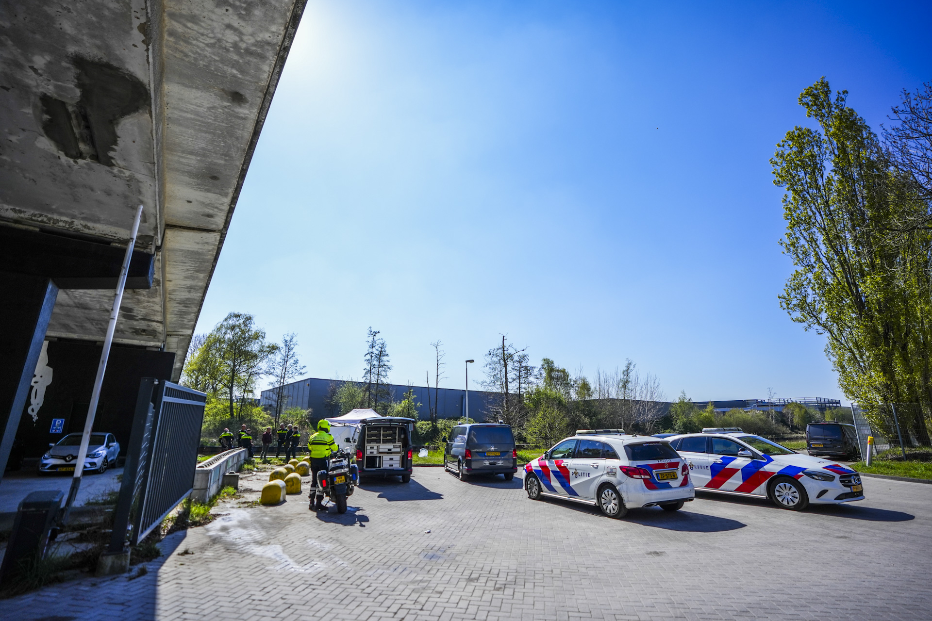 Dode man aangetroffen in kanaal, politie doet onderzoek - 112 Nederland