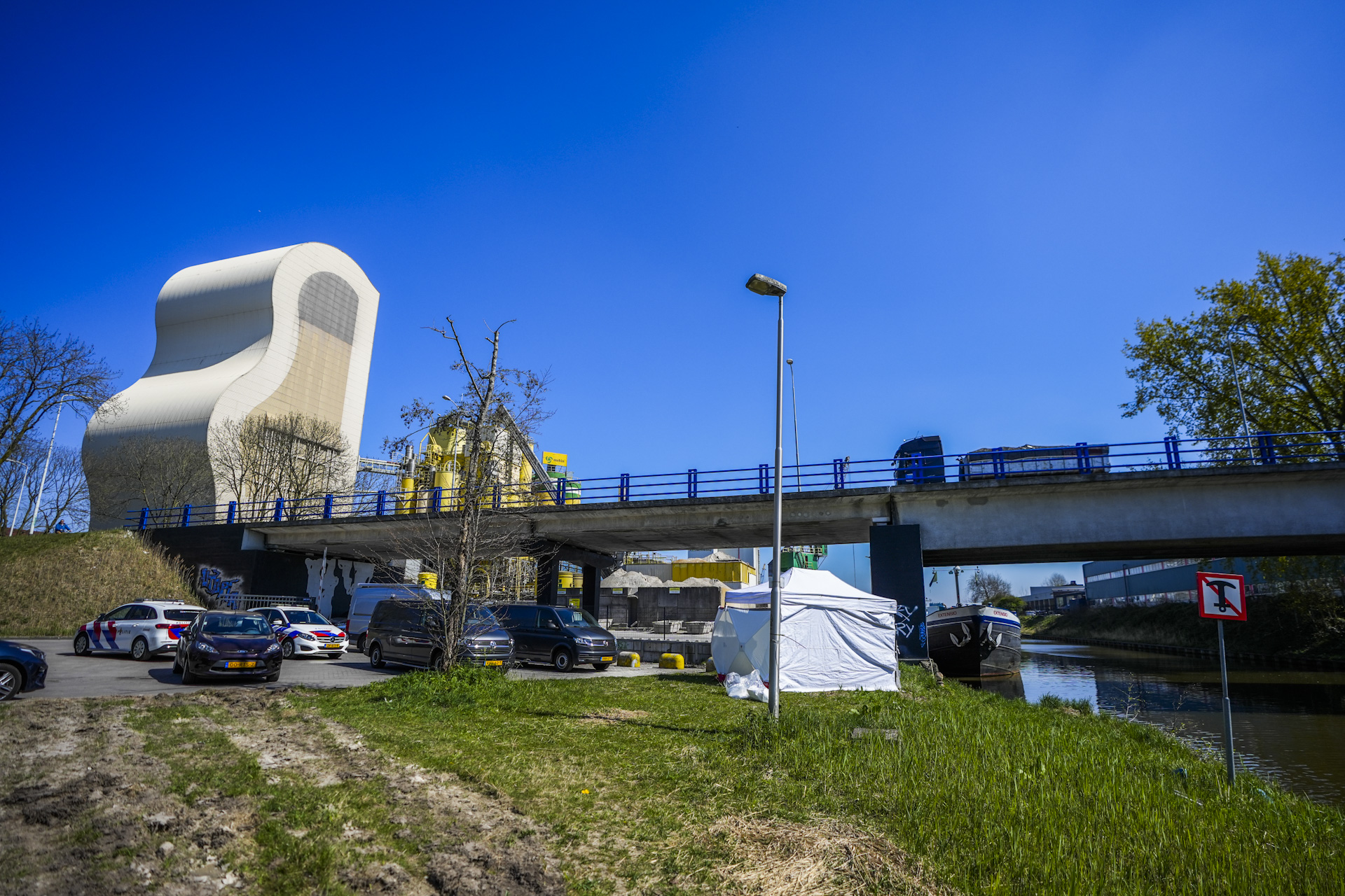 Dode man aangetroffen in kanaal, politie doet onderzoek - 112 Nederland