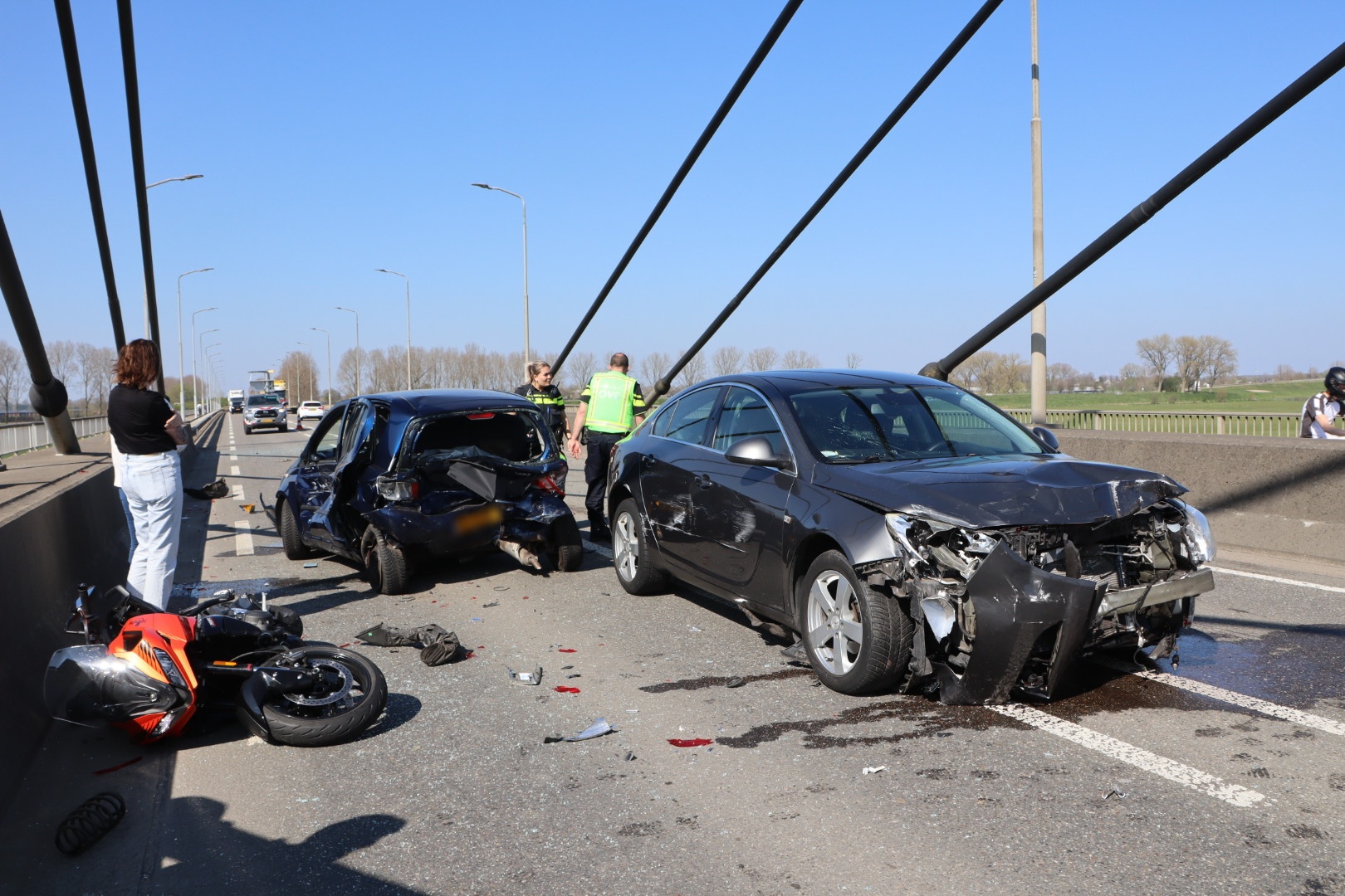 Ravage en gewonde na flinke aanrijding tussen vier voertuigen - 112 Nederland