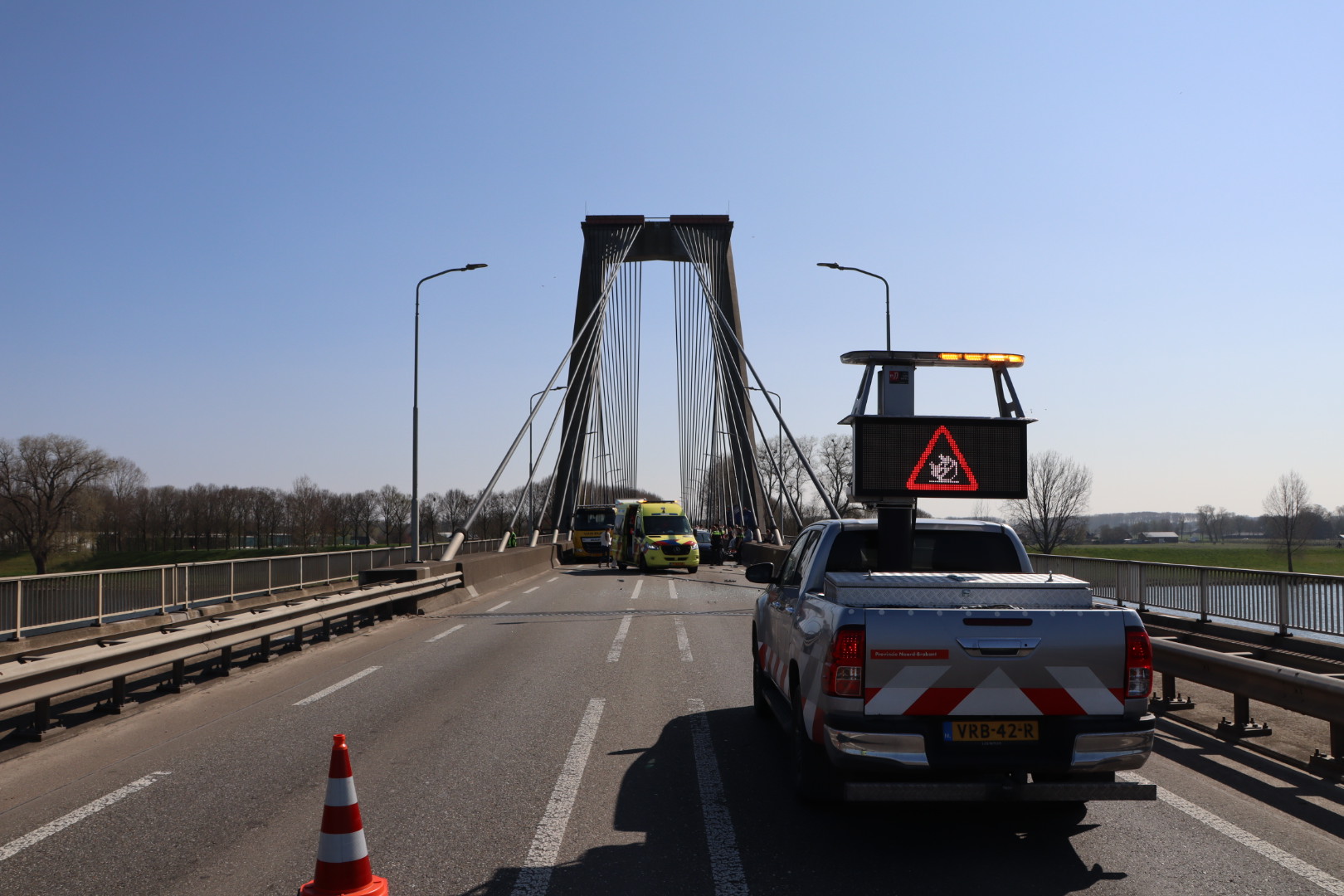 Ravage en gewonde na flinke aanrijding tussen vier voertuigen - 112 Nederland