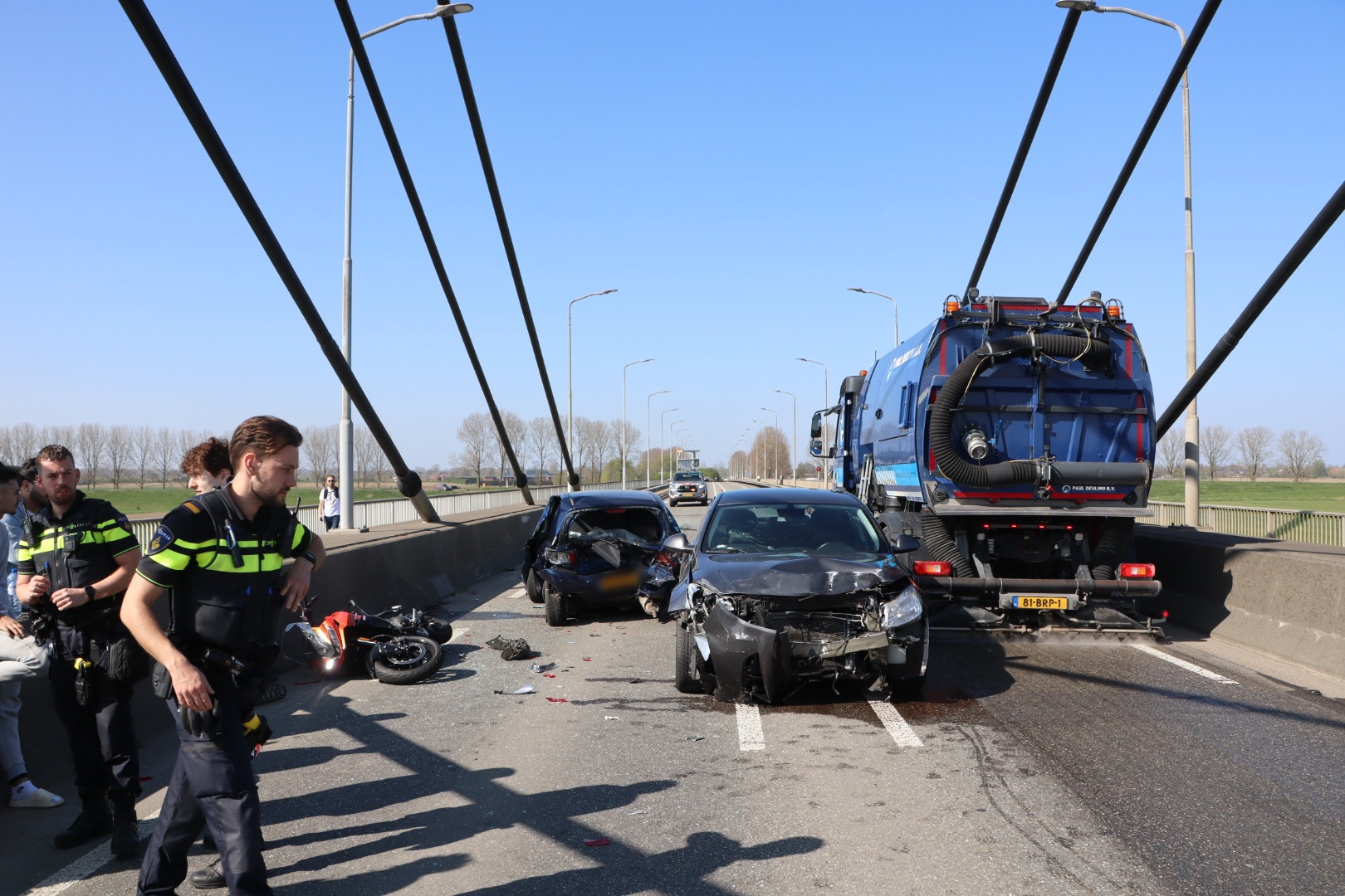 Ravage en gewonde na flinke aanrijding tussen vier voertuigen - 112 Nederland