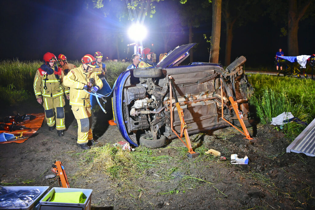 Auto botst tegen boom en belandt op zijkant: bestuurster ernstig gewond - 112Brabant
