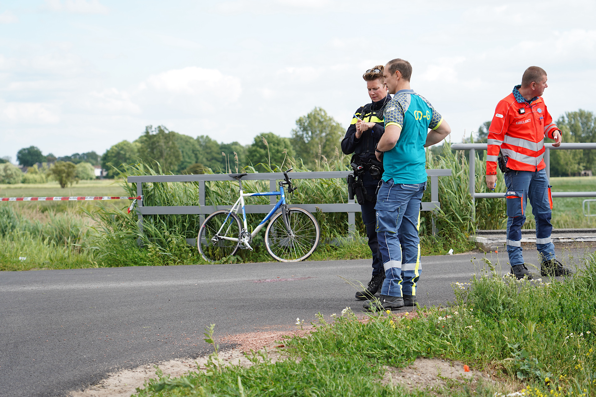 Wielrenner ernstig gewond na botsing tegen bestelbus met aanhanger - 112Brabant