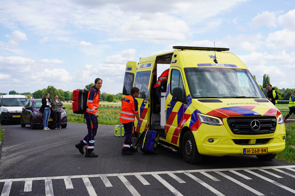 Wielrenner ernstig gewond na botsing tegen bestelbus met aanhanger - 112Brabant