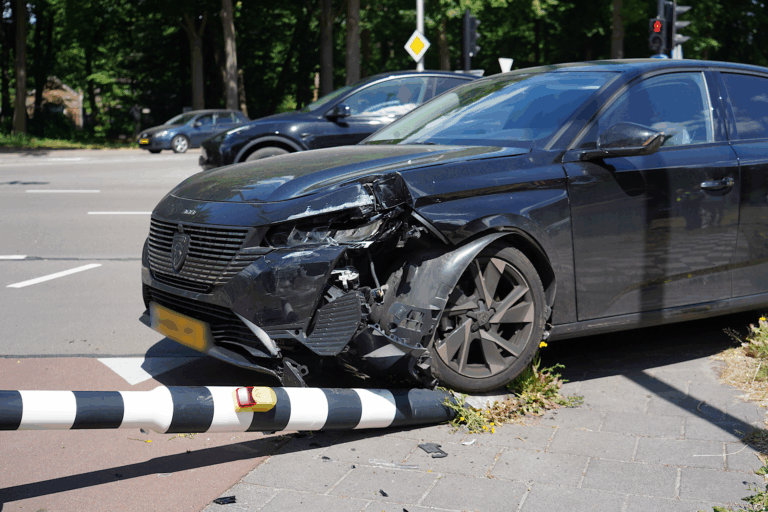 Drie auto’s betrokken bij kop-staartbotsing, verkeerslicht omvergereden - 112Brabant
