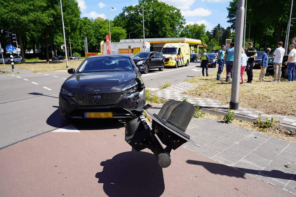 Drie auto’s betrokken bij kop-staartbotsing, verkeerslicht omvergereden - 112Brabant