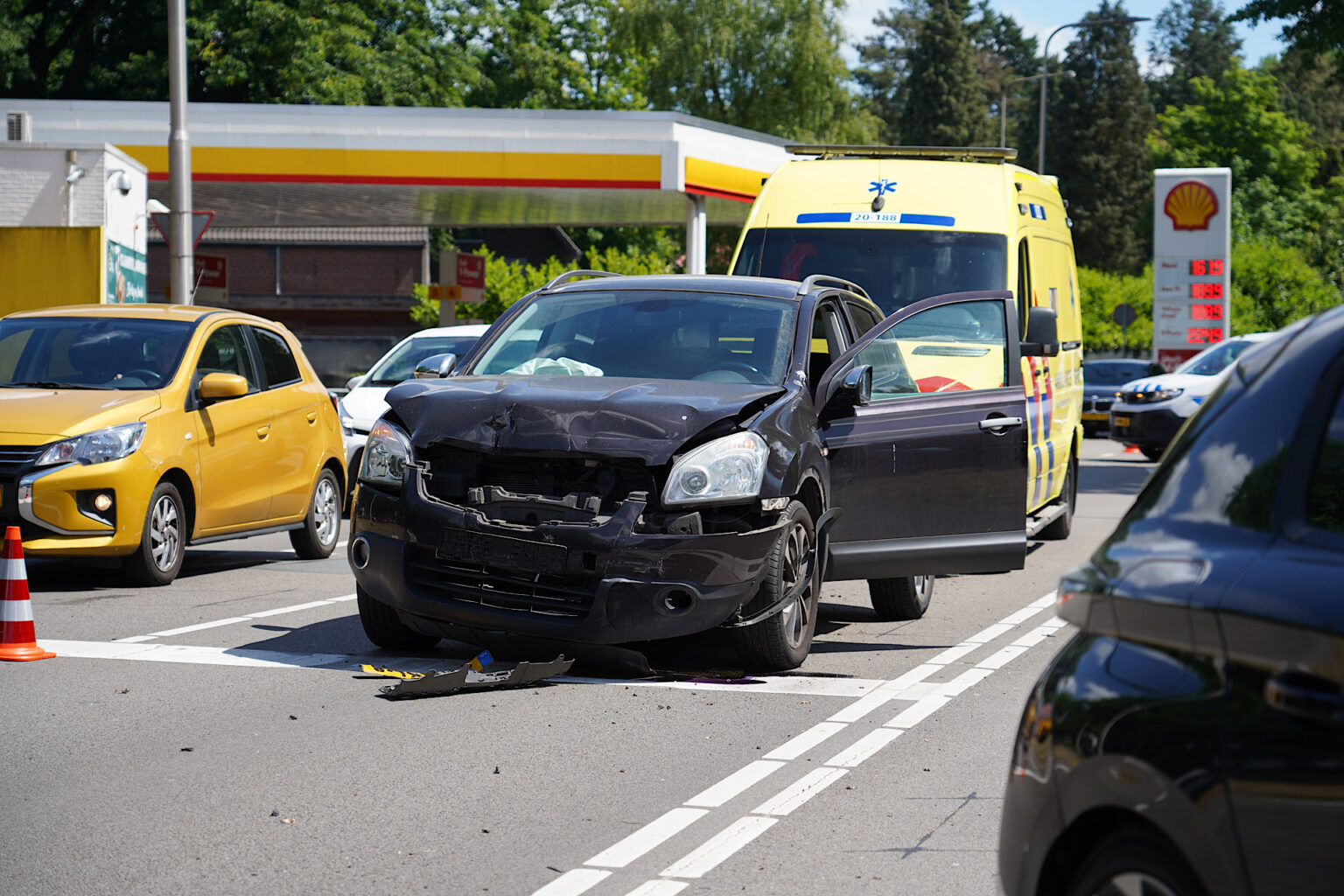 Drie auto’s betrokken bij kop-staartbotsing, verkeerslicht omvergereden - 112Brabant
