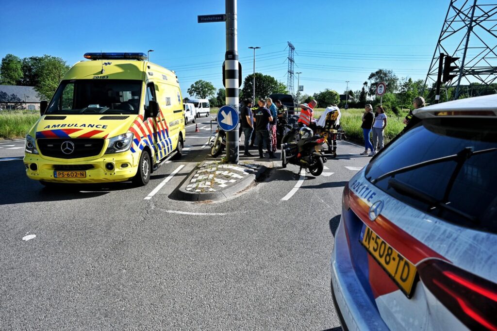 Motorrijder botst tegen auto met aanhanger - 112Brabant