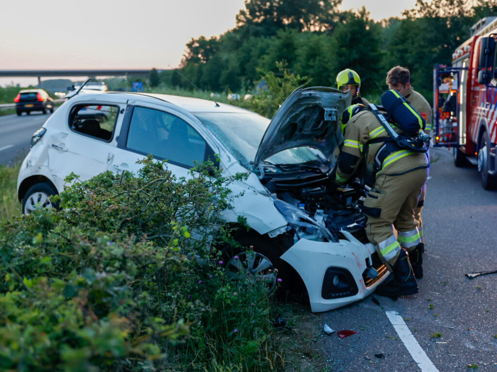 Automobilist rijdt in bocht rechtdoor en botst tegen vangrail - 112Brabant