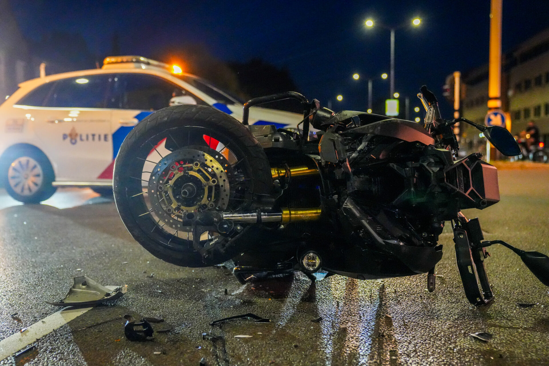 Motorrijder zonder rijbewijs botst tegen auto - 112Brabant