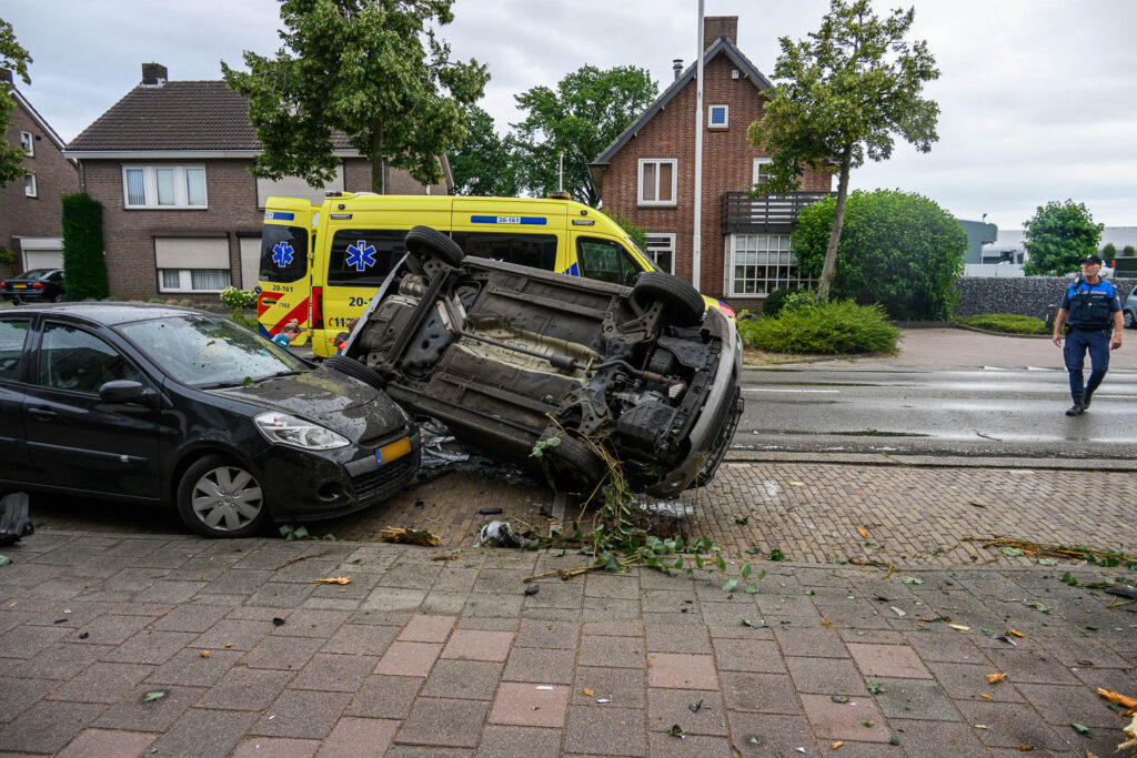 Auto botst tegen boom en belandt op z’n kant, bestuurder zwaargewond - 112Brabant