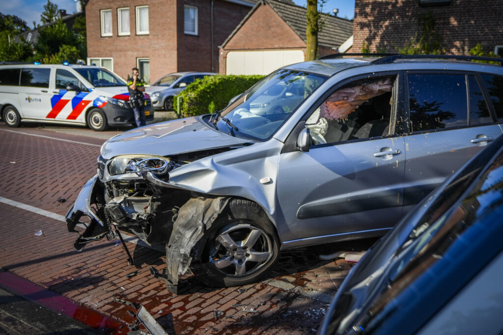 Frontale botsing tussen twee auto’s, bestuurder vermoedelijk onder invloed - 112Brabant