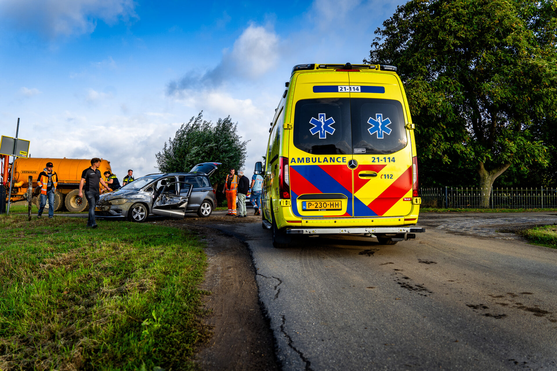 Auto botst tegen tractor, vrouw gewond - 112Brabant