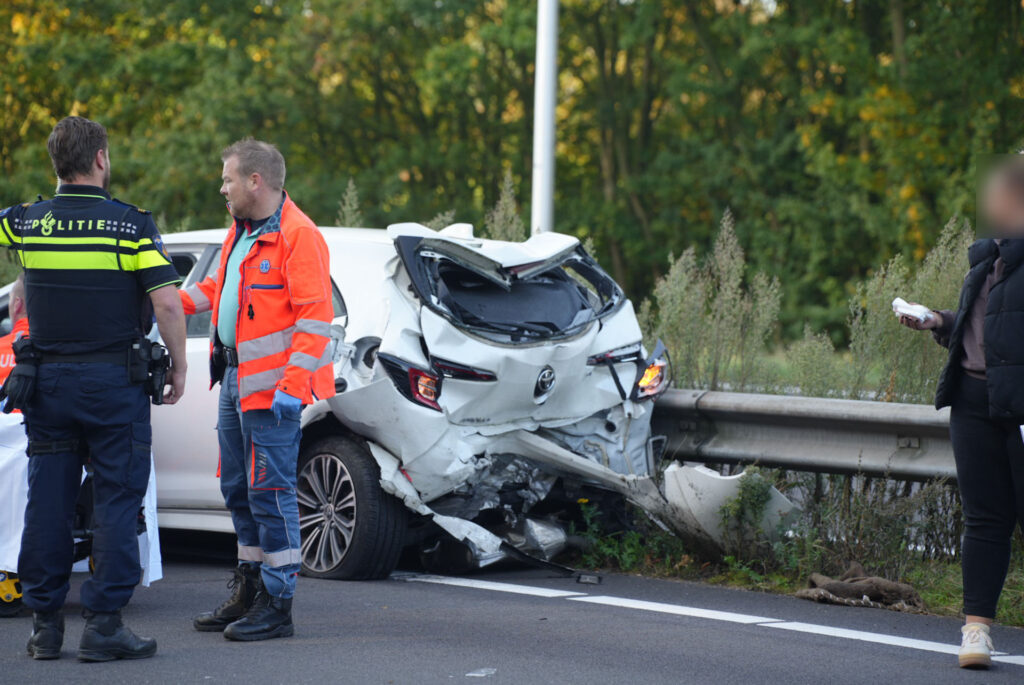 Bestuurder gewond na botsing met stilstaande auto op provinciale weg ...