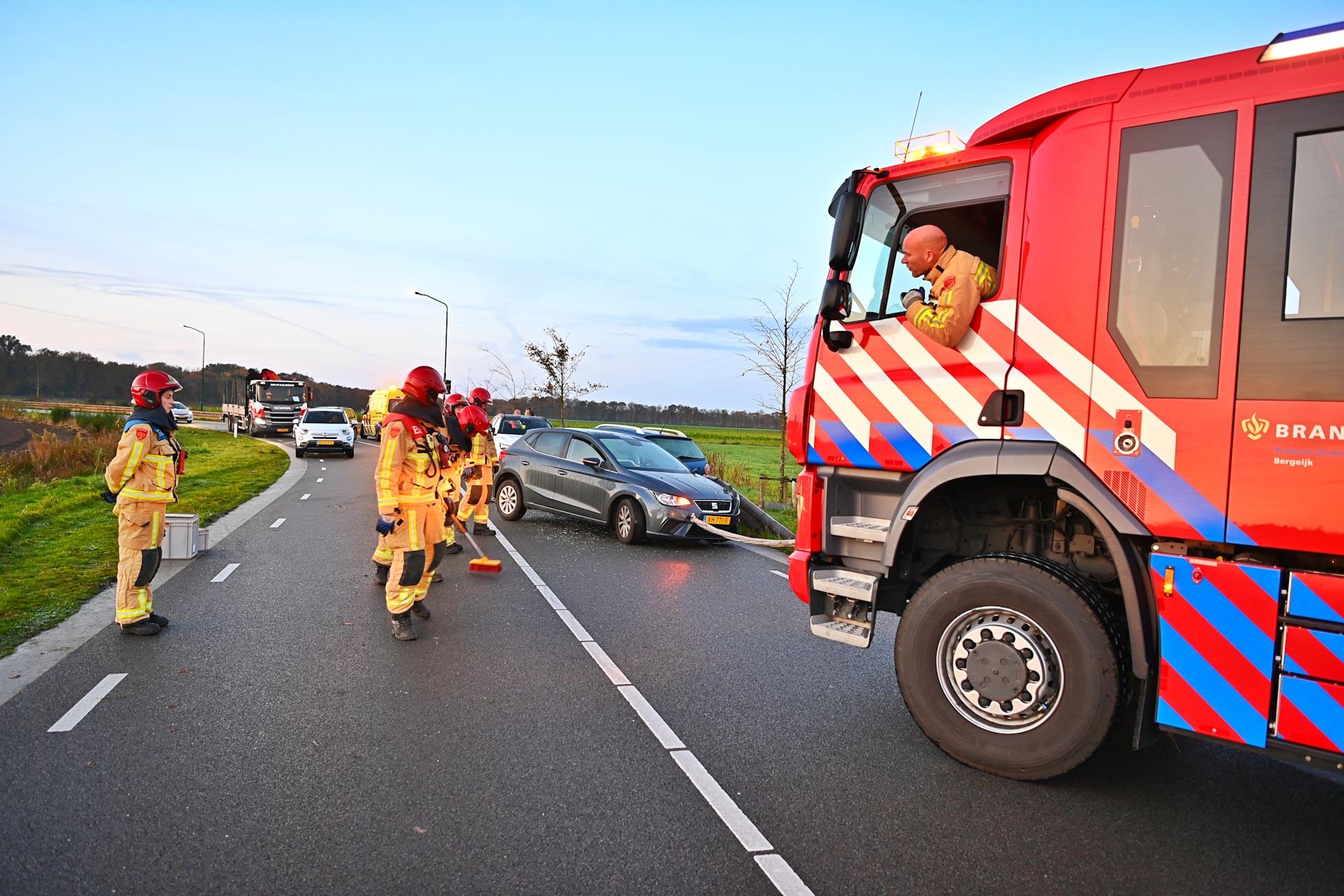 Veel schade door frontale botsing tussen twee auto’s - 112Brabant