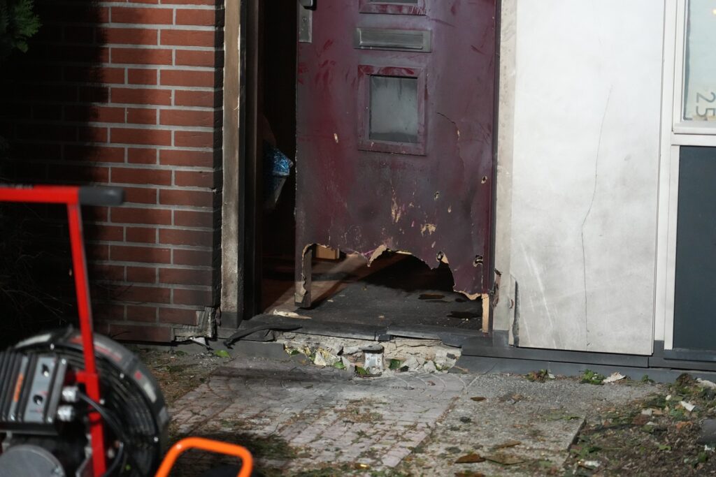 Explosie verwoest voordeur, hoogbejaarde man uit huis gehaald - 112Brabant