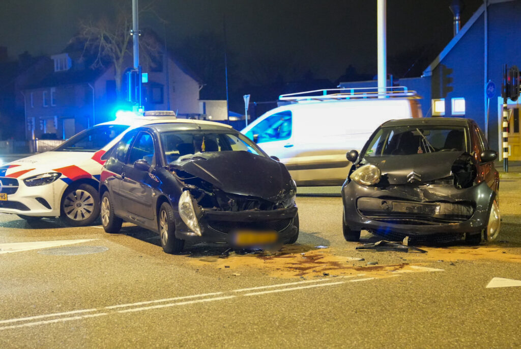 Twee auto’s zwaar beschadigd bij botsing op kruising - 112Brabant