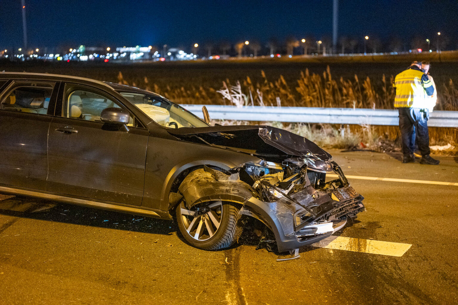 Snelweg dicht na ernstig ongeval tussen twee auto’s, traumahelikopter ...
