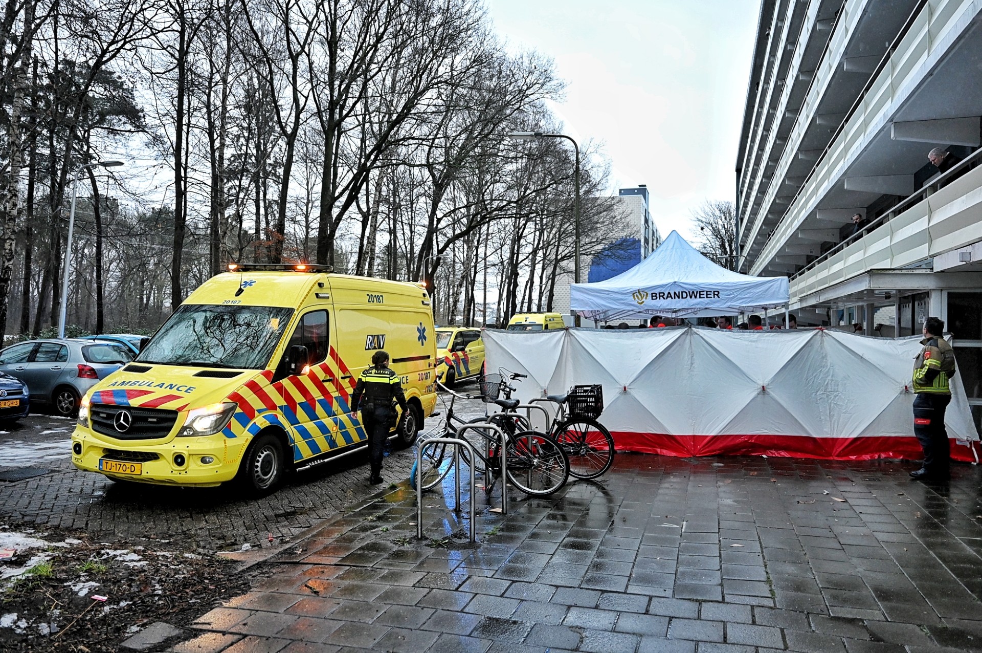 Overleden man op straat gevonden, politie doet onderzoek - 112 Nederland