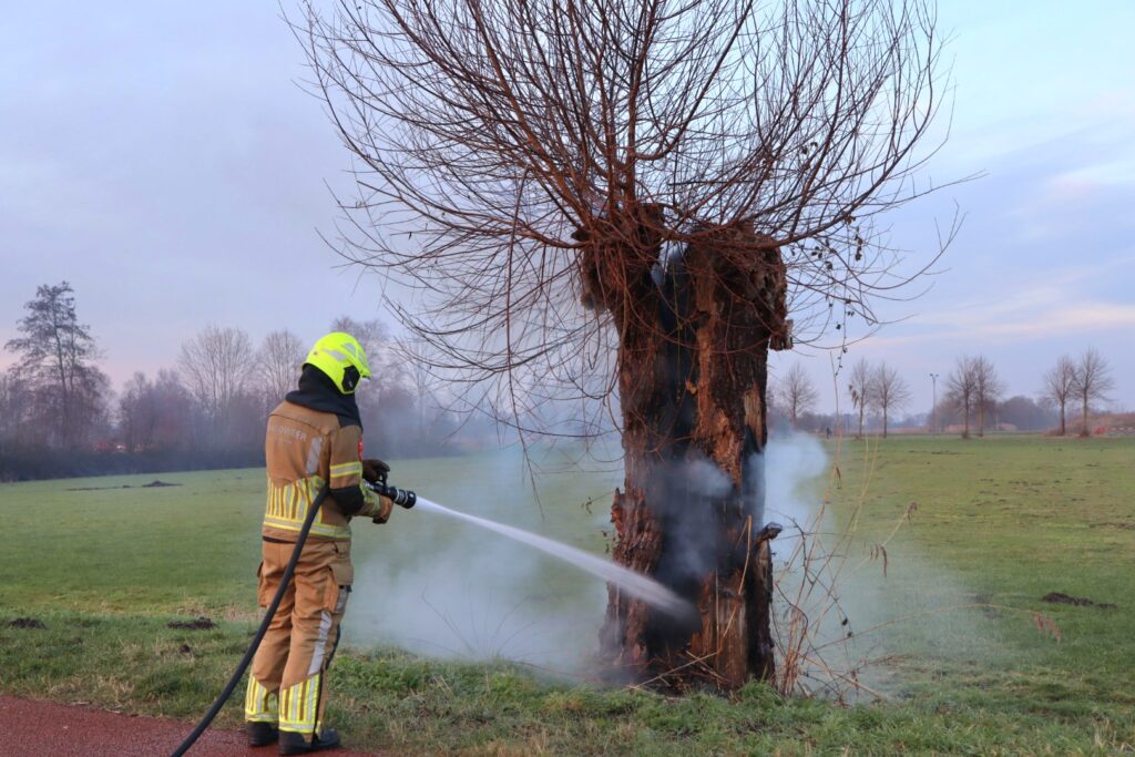 Kindje in brandweerkleding helpt brandweer bij blussen brandende ...