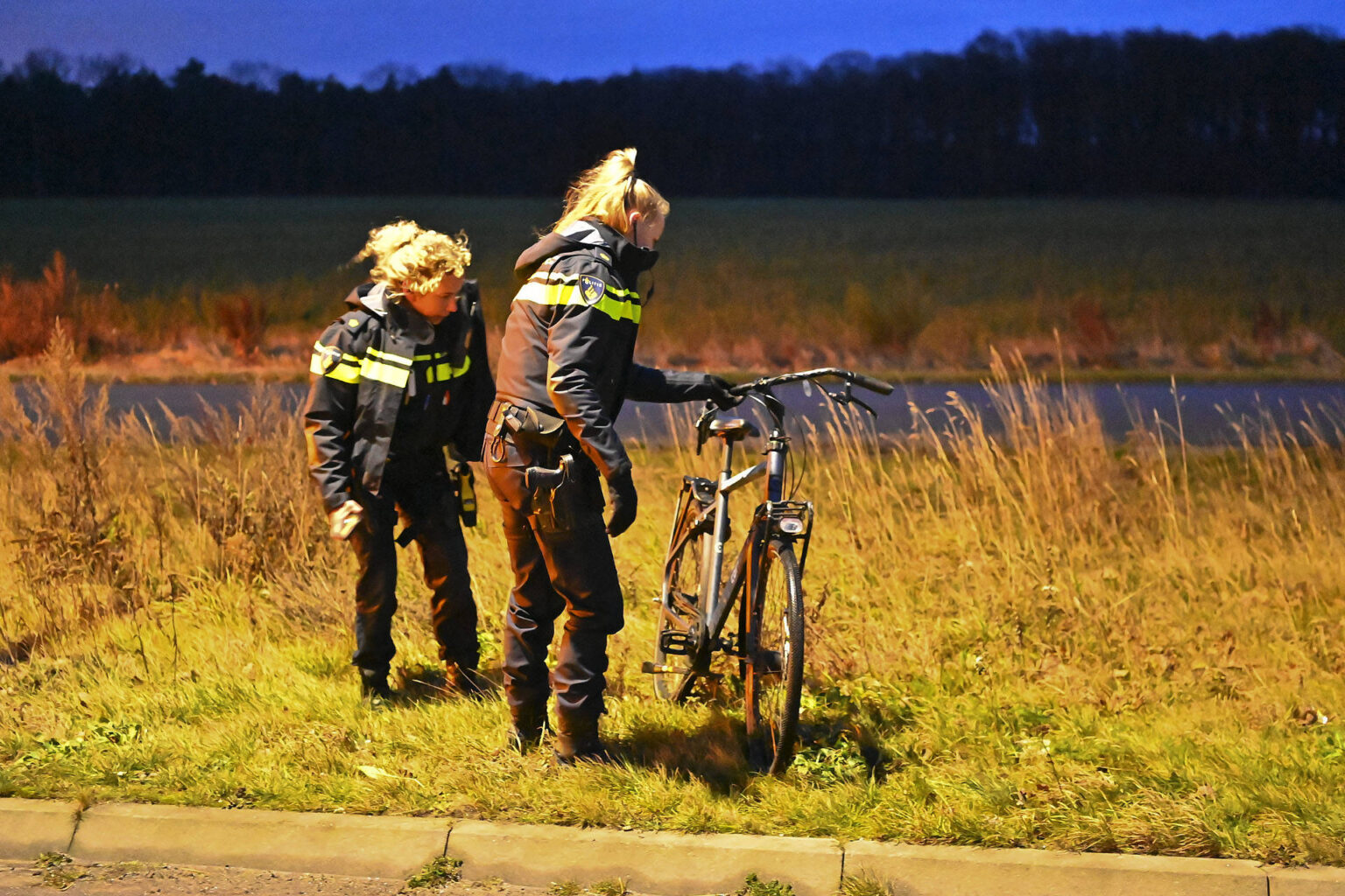 Fietser aangereden door automobilist, fiets ligt tientallen meters ...